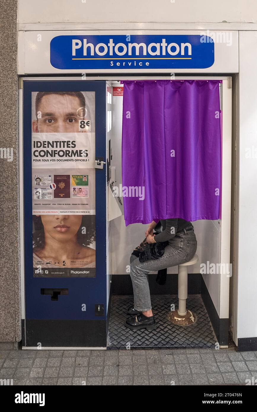 Paris france people looking hi-res stock photography and images - Alamy
