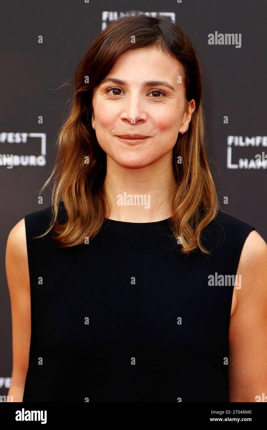 Aylin Tezel bei der Premiere des Kinofilms Falling Into Place auf dem 31. Filmfest Hamburg 2023 ...