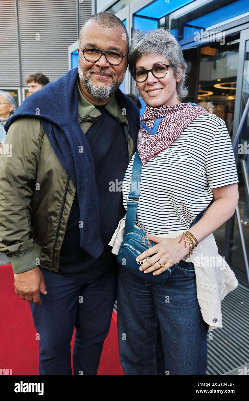 Nikolaus Okonkwo mit Ehefrau Cheryl Shepard bei der Premiere des ARD ...
