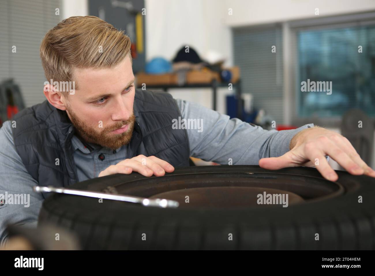 Mechanic fastening wheel car hi-res stock photography and images - Alamy