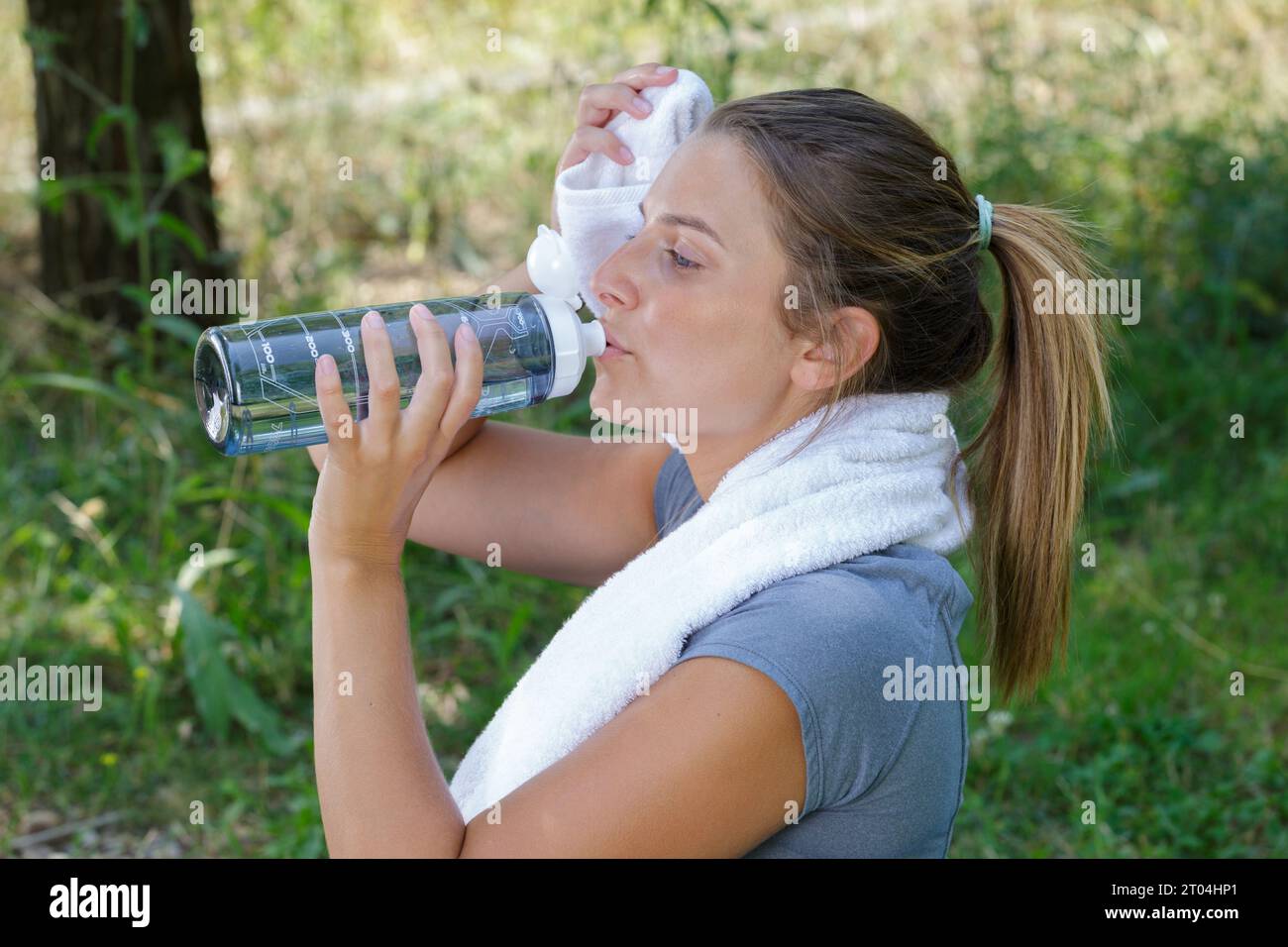 picture of a woman drinking water while exercise Stock Photo - Alamy