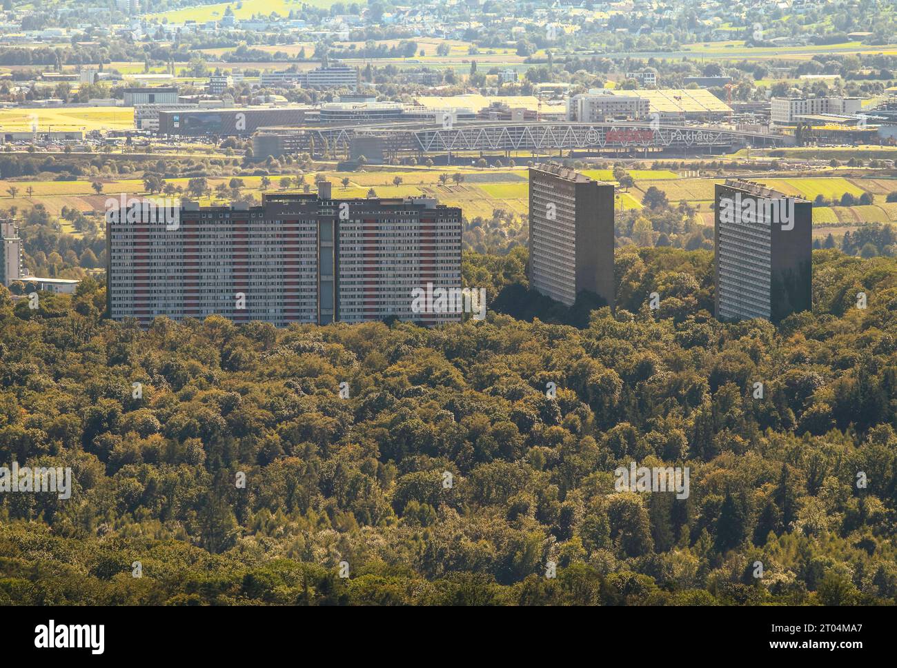 Hochhaussiedlung Asemwald, hinten Flughafen Stuttgart, gesehen von der ...