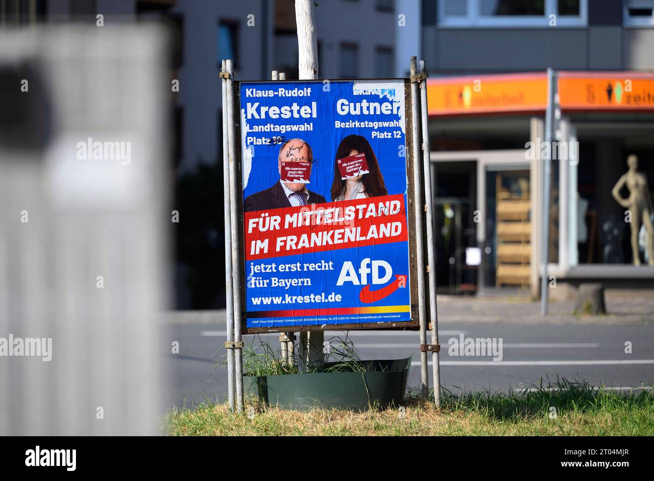 Ein AfD-Wahlplakat mit den verunstalteten Fotos der Kandidaten Klaus ...