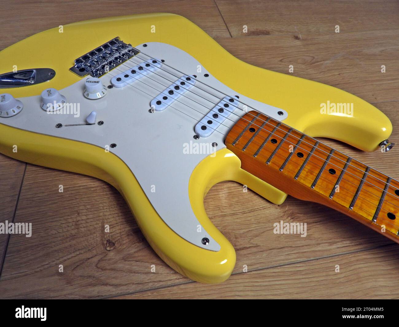 Yellow stratocaster hi-res stock photography and images - Alamy