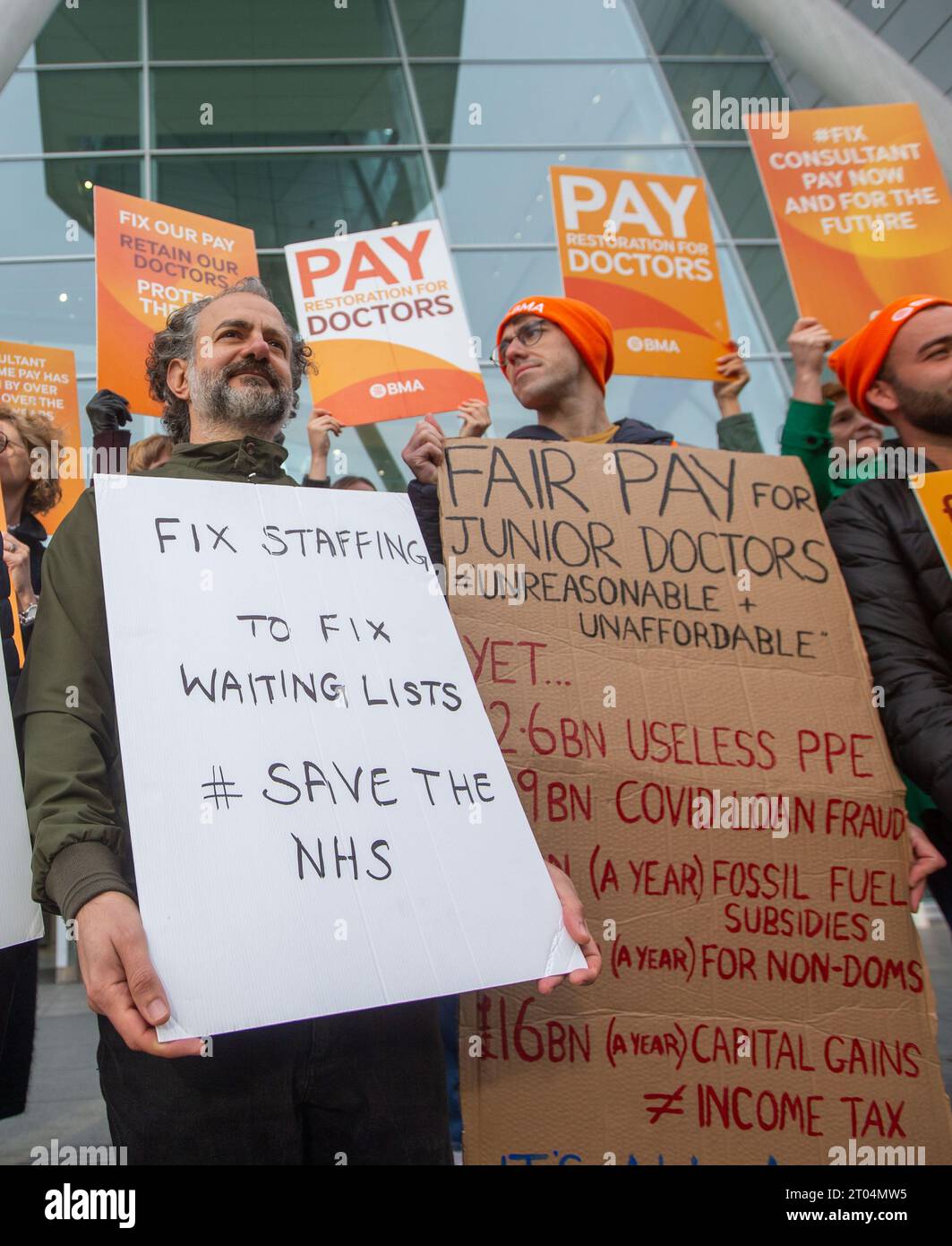 London, England, UK. 4th Oct, 2023. NHS consultants and junior doctors ...