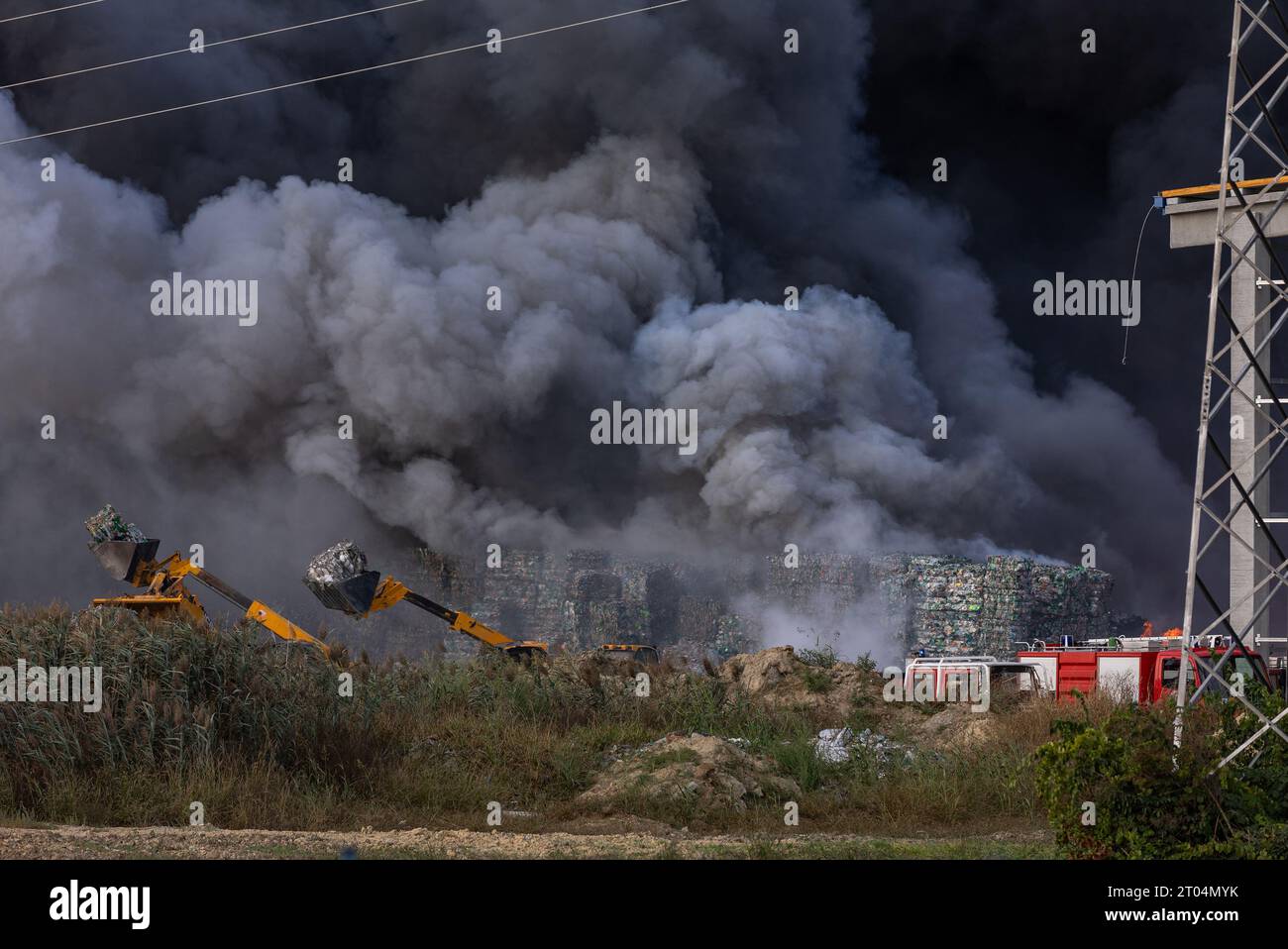Osijek, Hrvatska. 04th Oct, 2023. A major fire broke out at the Drava ...