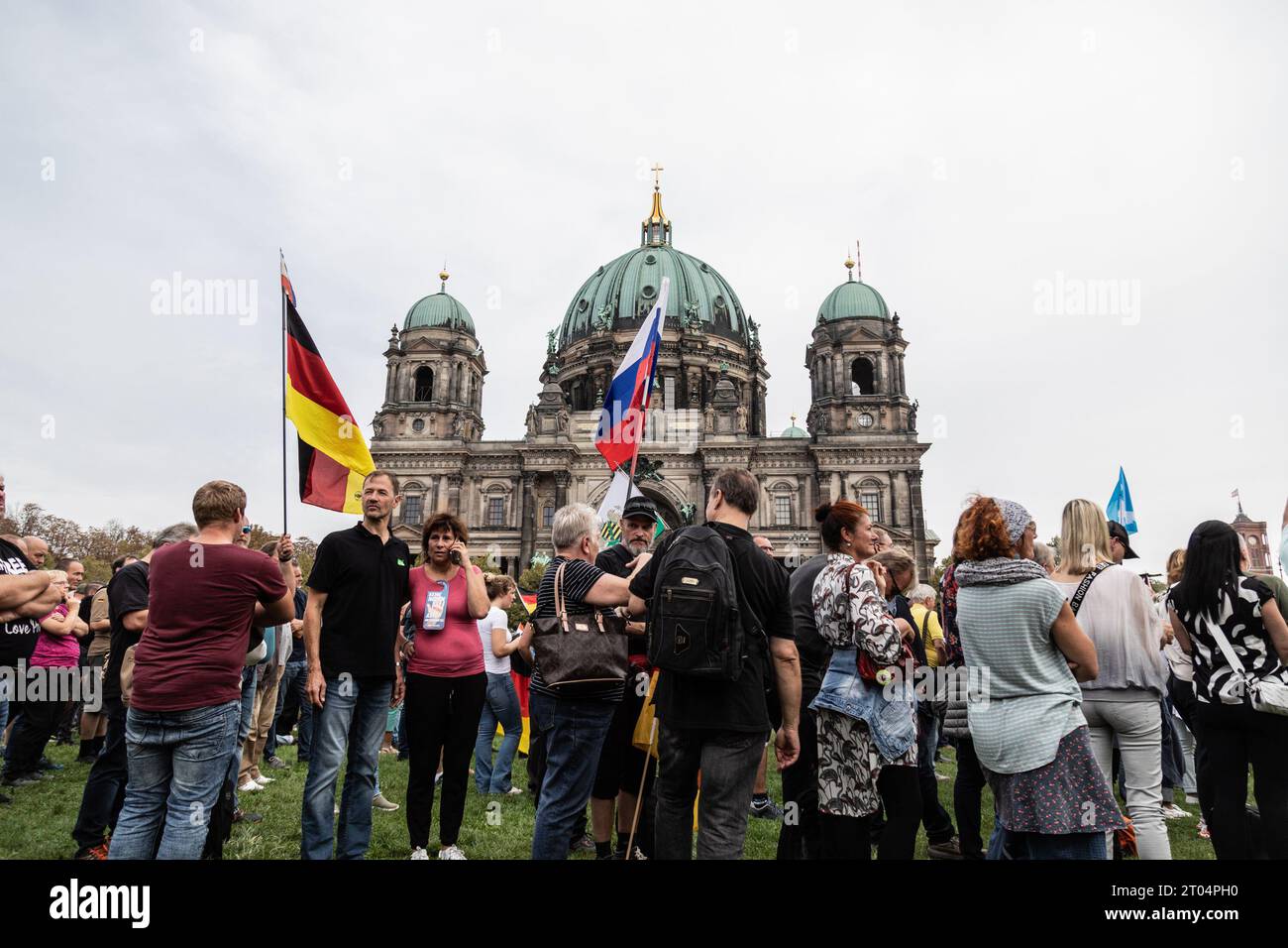 Supporters of the far right party AFD (Alternative for Germany) gather ...