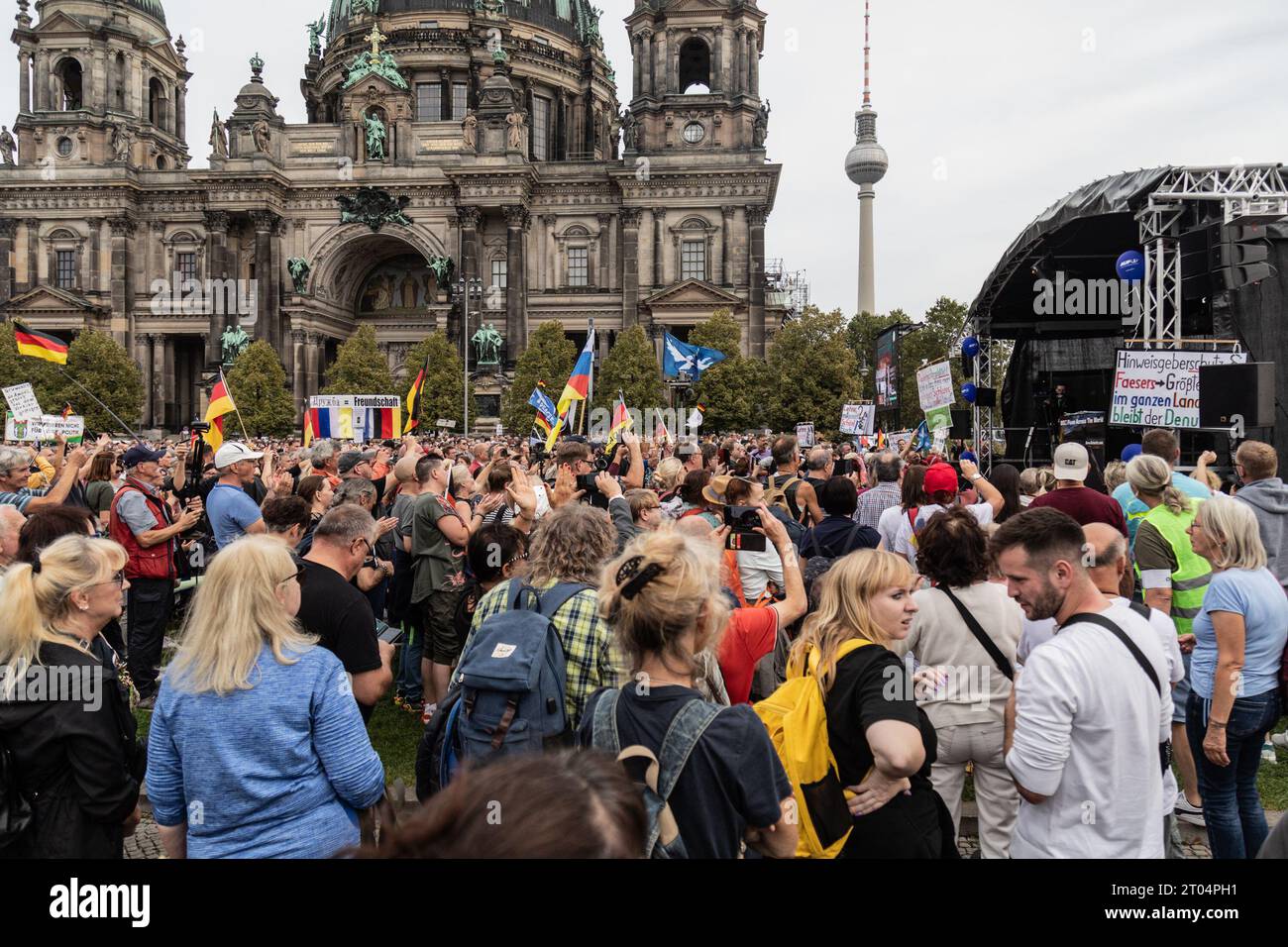 Supporters of the far right party AFD (Alternative for Germany) gather ...