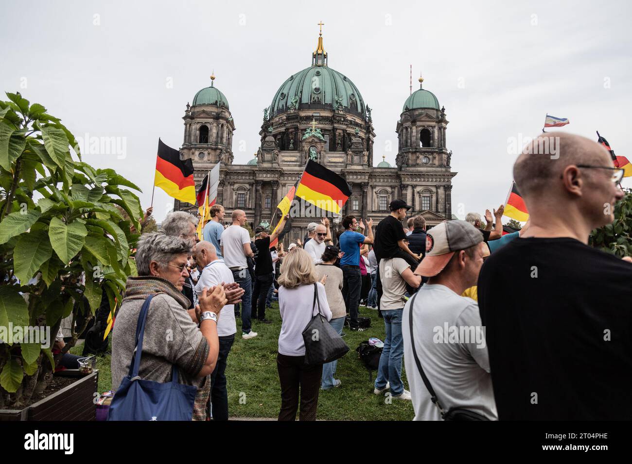 Supporters of the far right party AfD (Alternative for Germany) gather ...