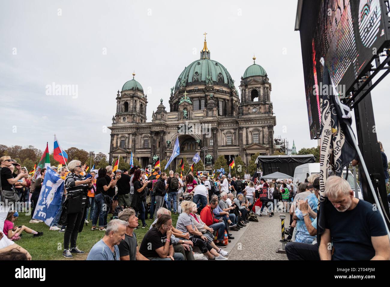 Supporters of the far right party AfD (Alternative for Germany) gather ...