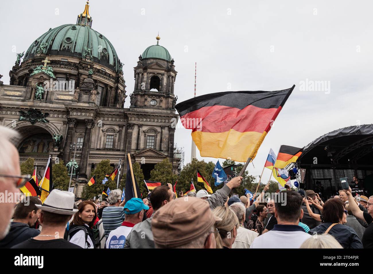 Supporters of the far right party AfD (Alternative for Germany) gather ...