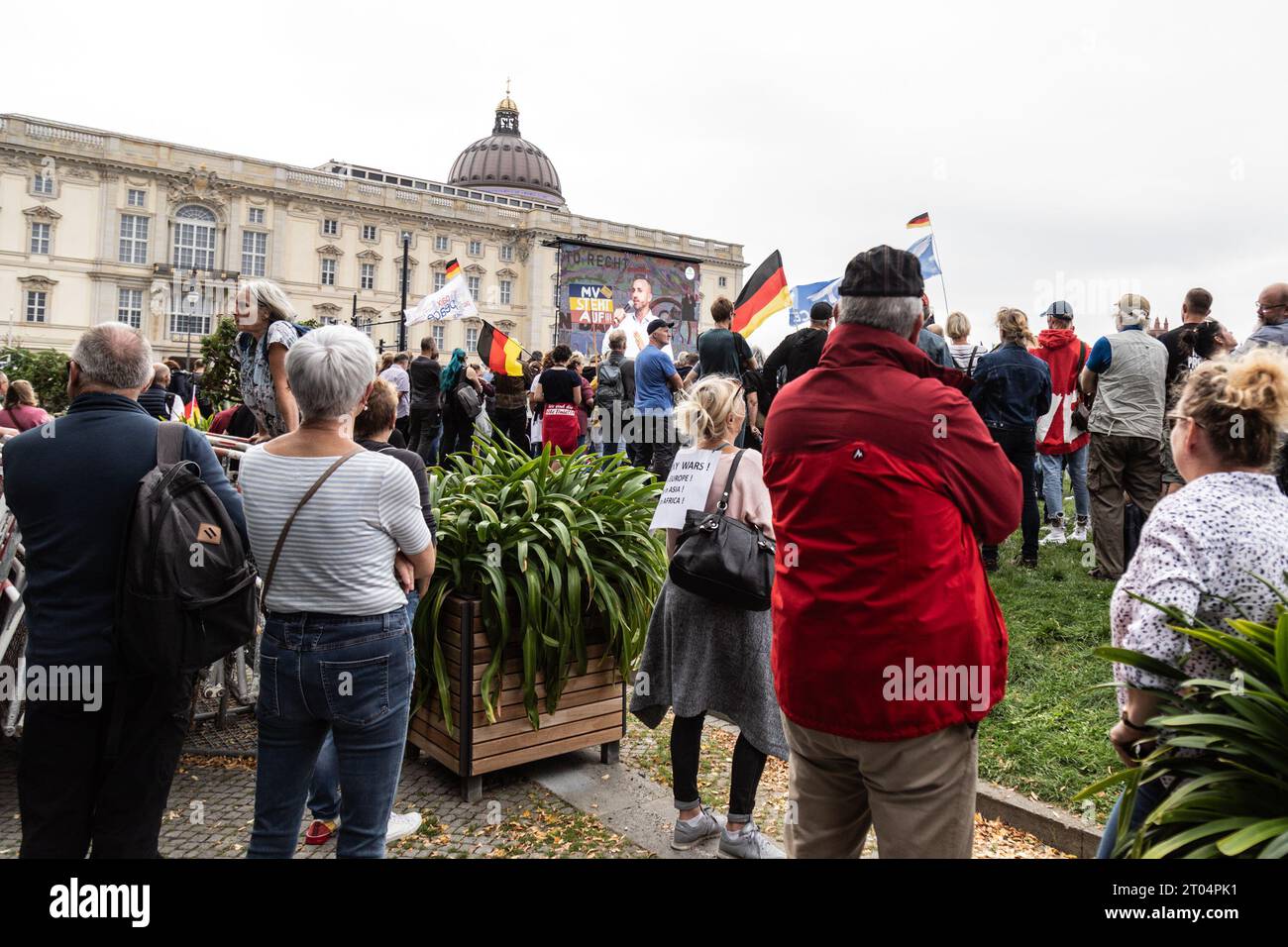 Supporters of the far right party AfD (Alternative for Germany) gather ...
