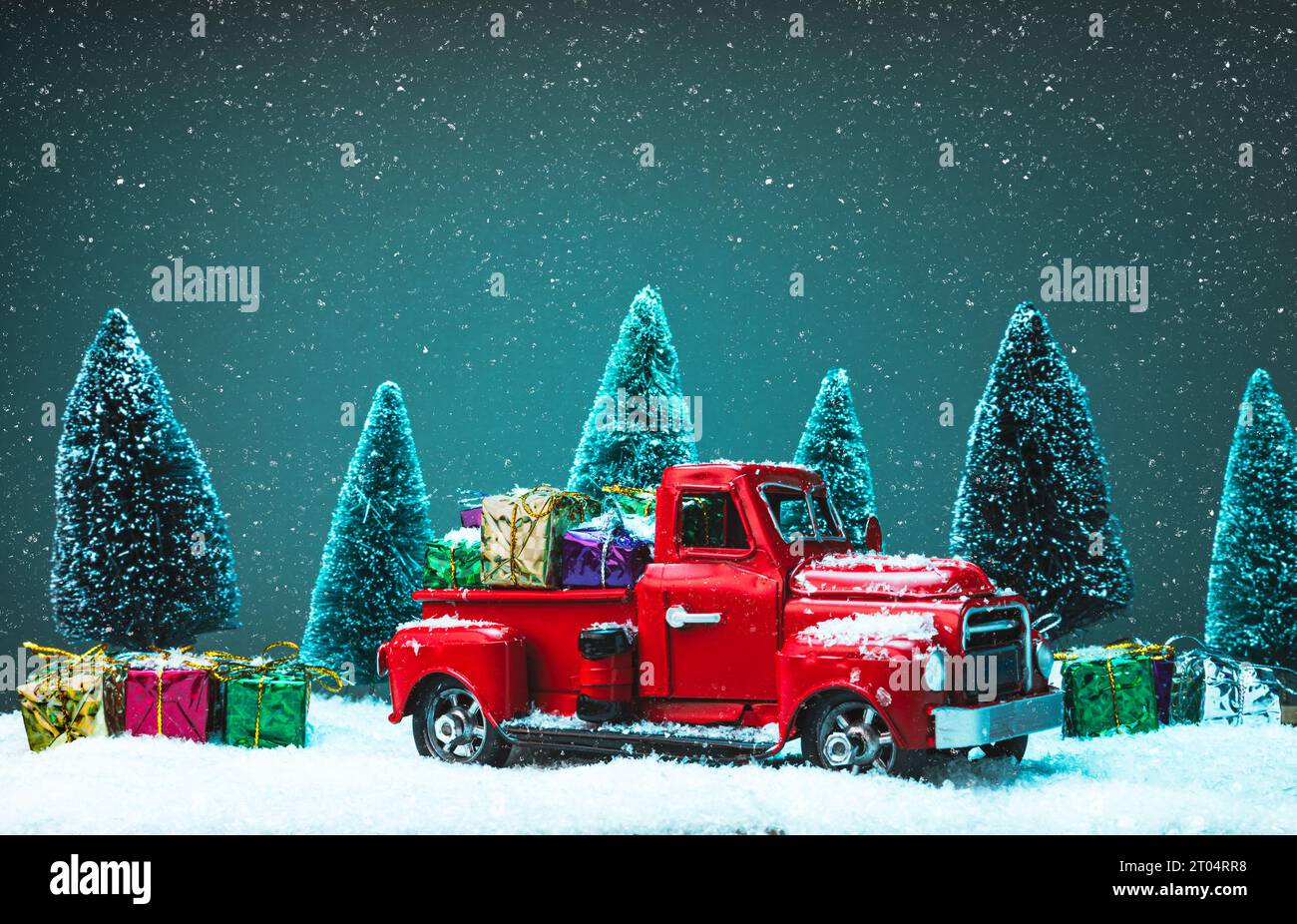 Red truck christmas hi-res stock photography and images - Alamy