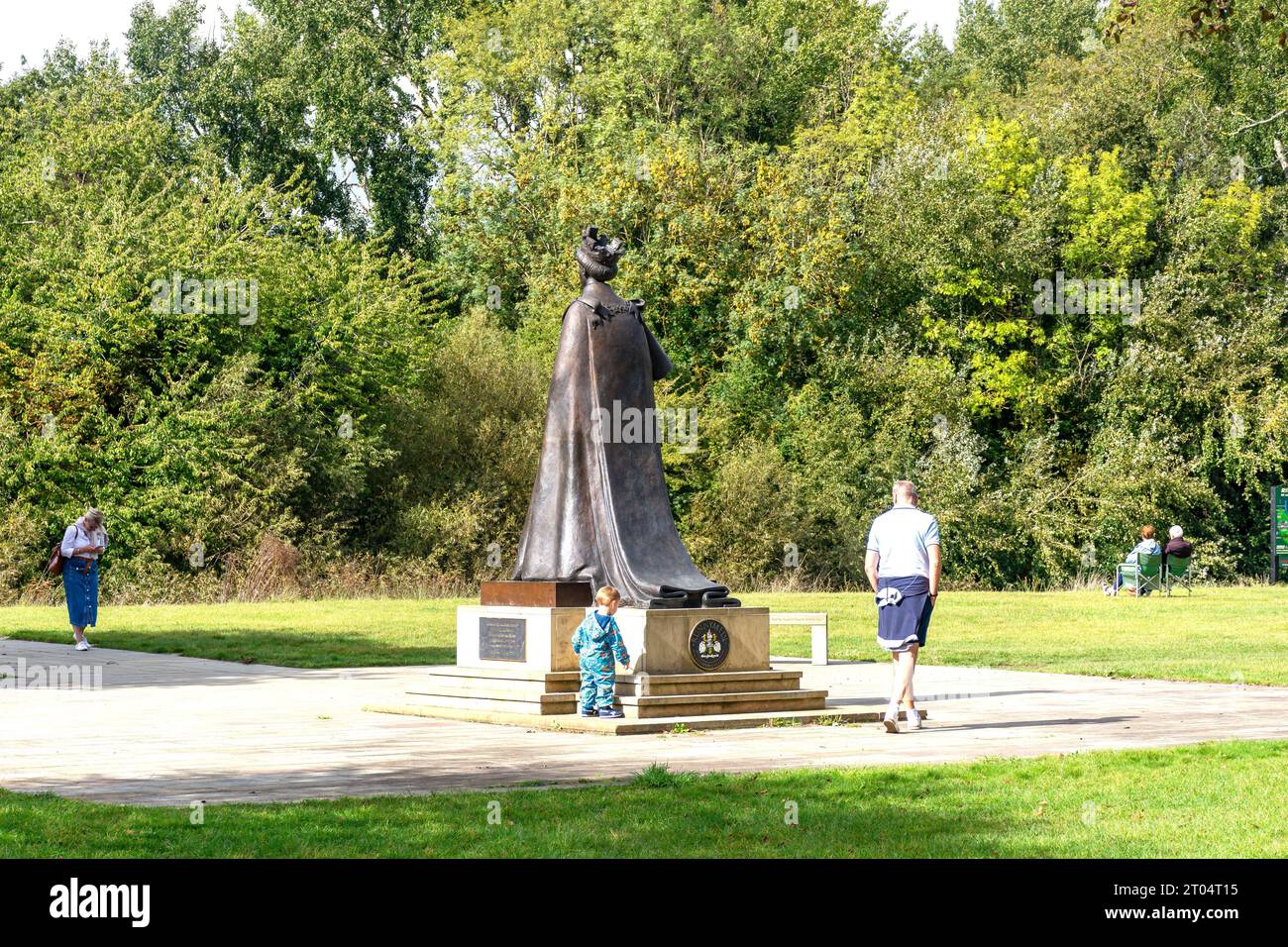 H.M.Elizabeth II Magna Carta Statue, Runnymede Pleasure Ground ...