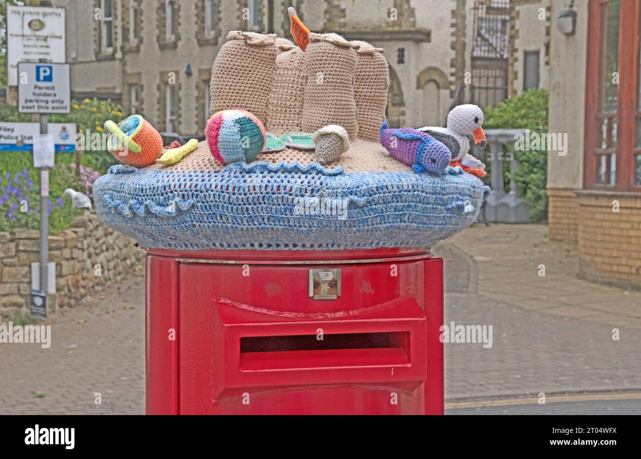 FILEY POST BOX WITH HAT ON NORTH YORKSHIRE Stock Photo - Alamy