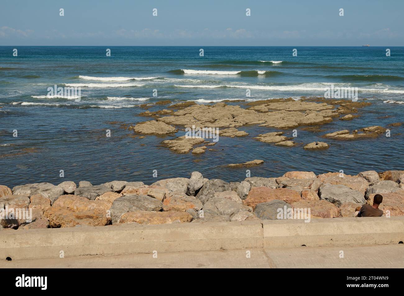 Front view of Seashore with waves breaking on rocks. Atlantic Ocean ...