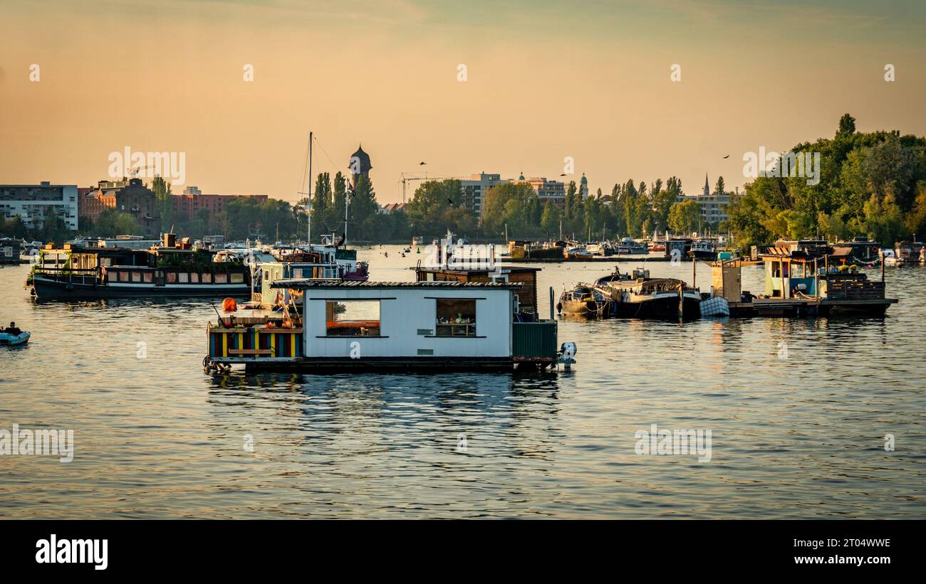 Rummelsbucht, Spree, Hausboote, Berlin Treptow-Köpenick Stock Photo - Alamy