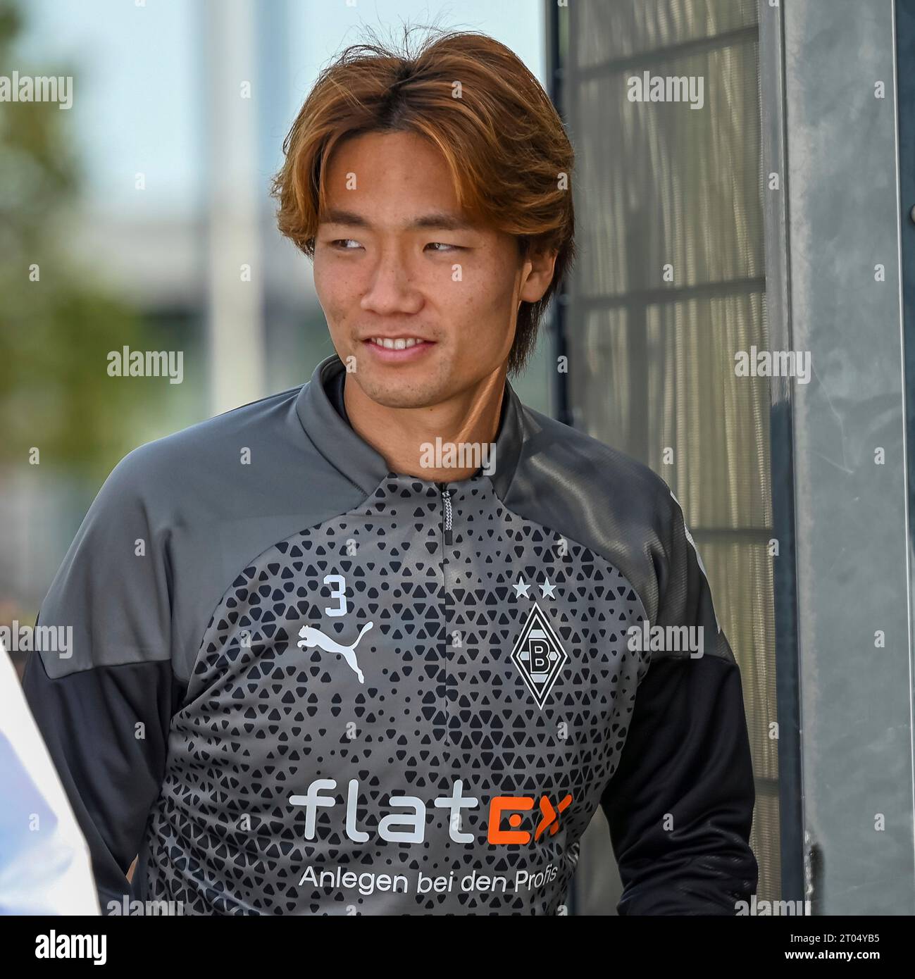 Ko Itakura (Borussia Moenchengladbach, #03) kommt auf den ...