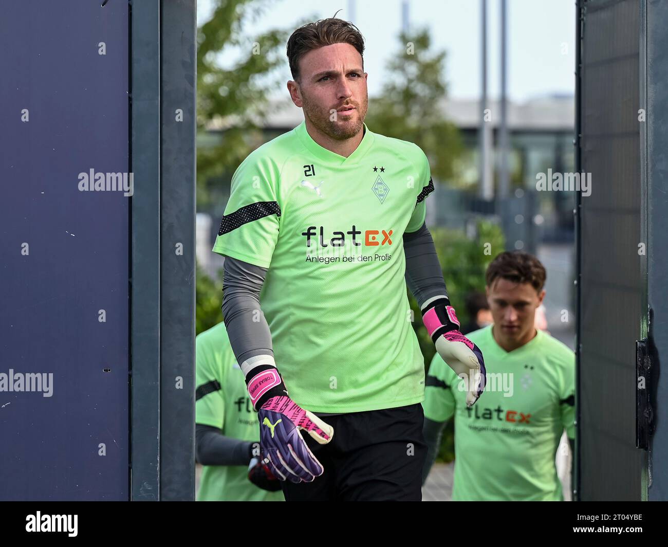 Tobias Sippel (Borussia Moenchengladbach, #21) kommt als erster Spieler ...