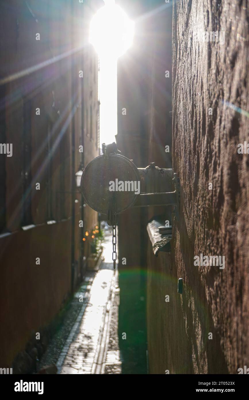 a narrow alley between buildings Stock Photo - Alamy