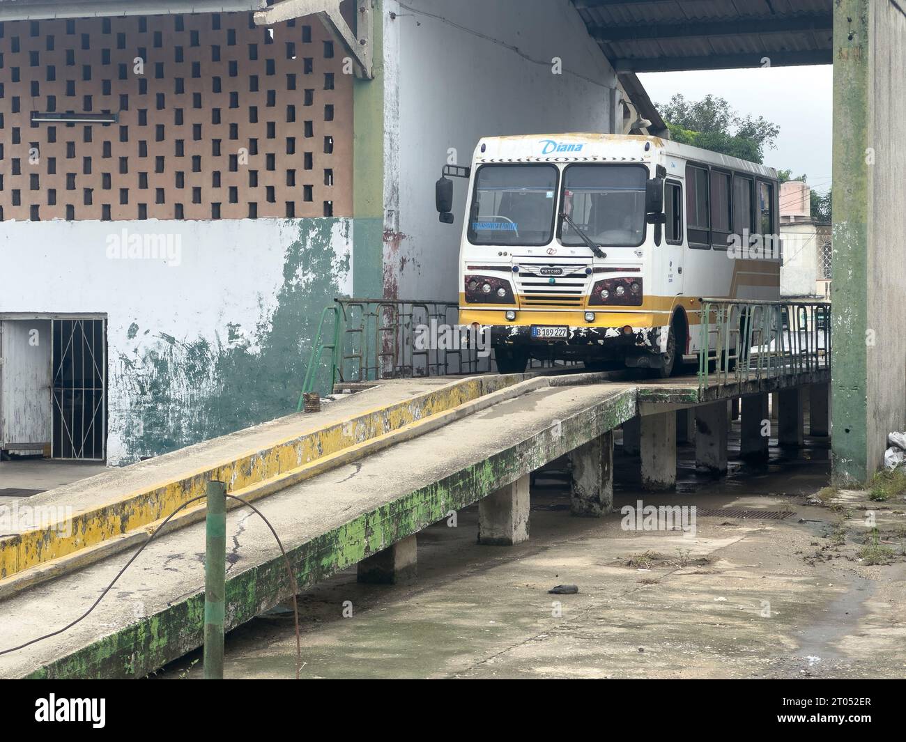 Bus ramp hi-res stock photography and images - Alamy