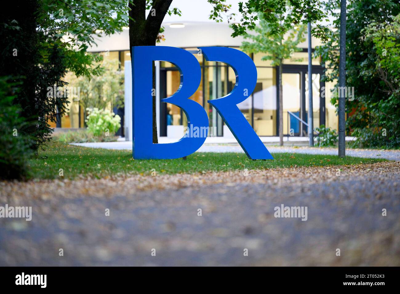 Das Logo des Bayerischen Rundfunks BR auf dem Studiogelände vor dem TV ...
