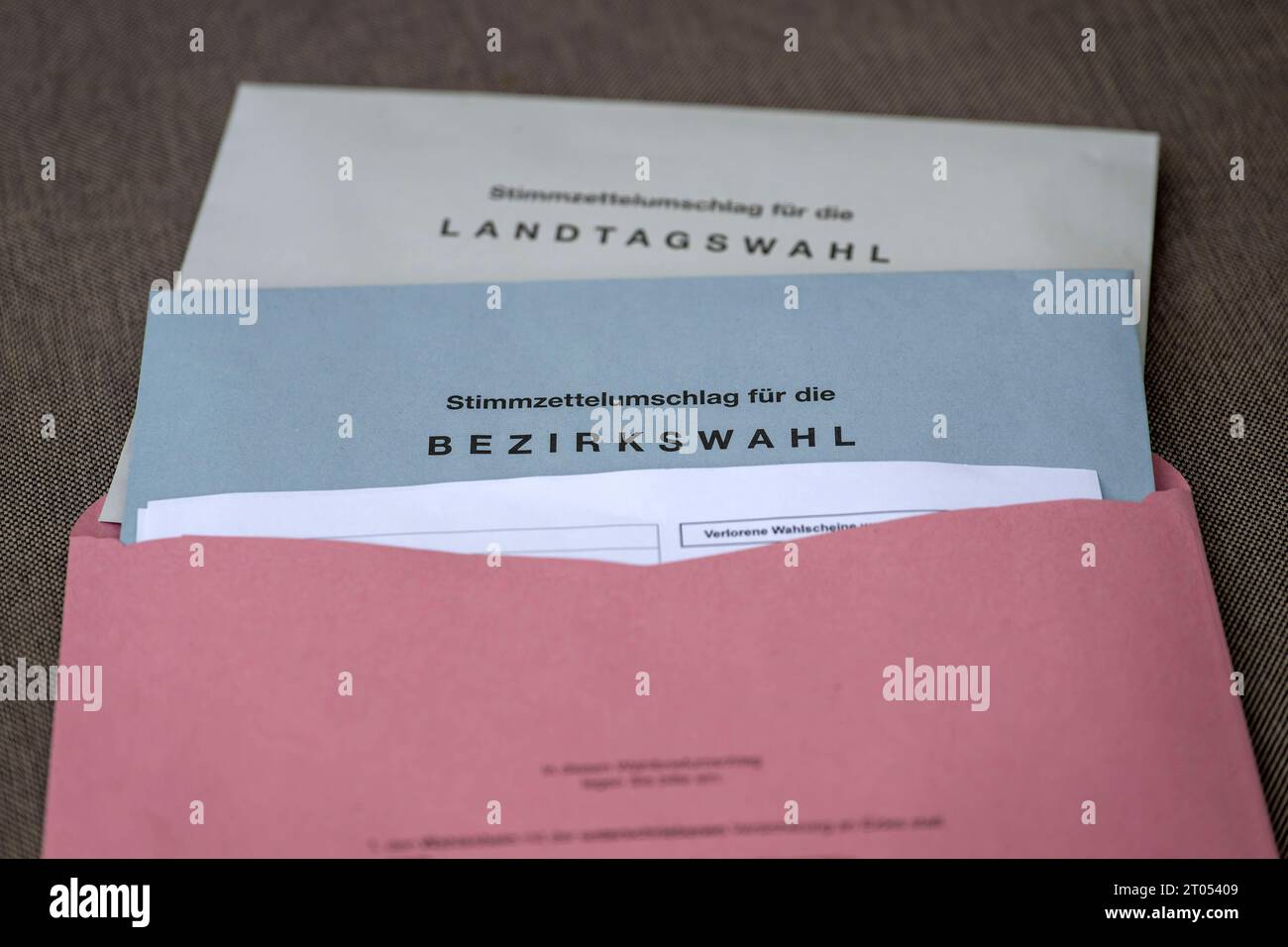 04.10.2023, Stimmzettel und Briefwahlunterlagen zur Landtags- und ...