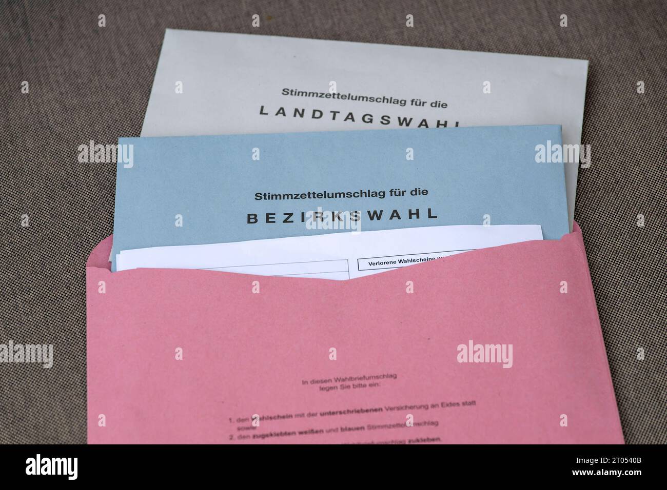 04.10.2023, Stimmzettel und Briefwahlunterlagen zur Landtags- und ...