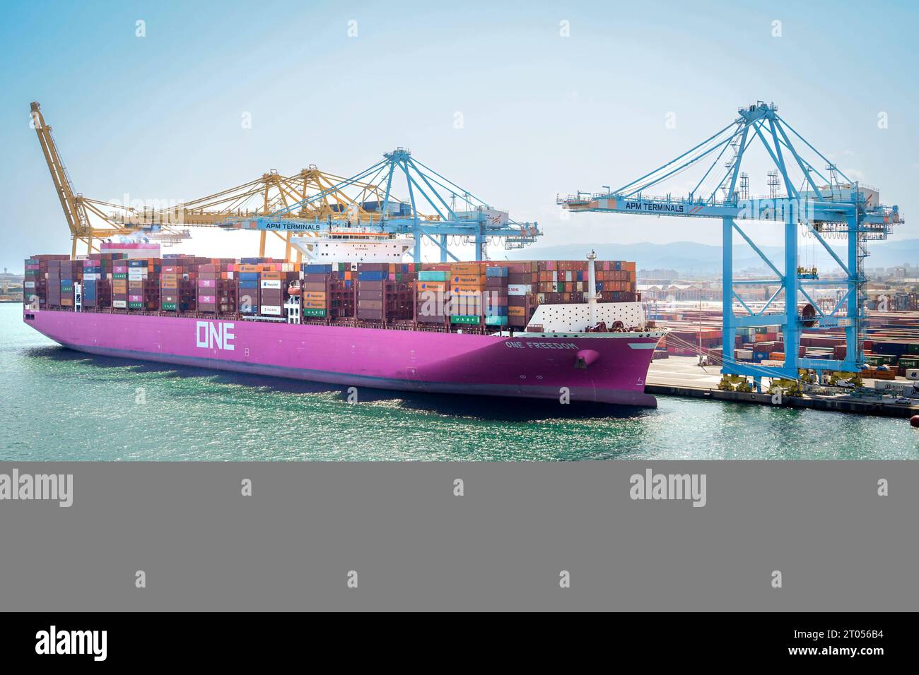 Containerschiff ONE Freedom am Hafen von Barcelona XL-Containerschiff ...