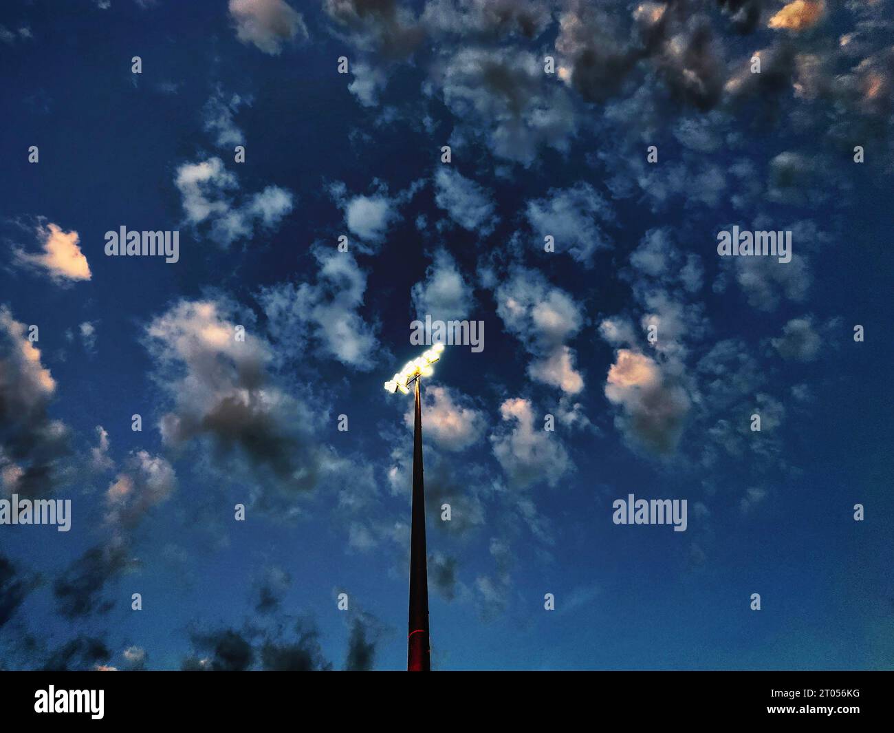 Lights shining down hi-res stock photography and images - Alamy