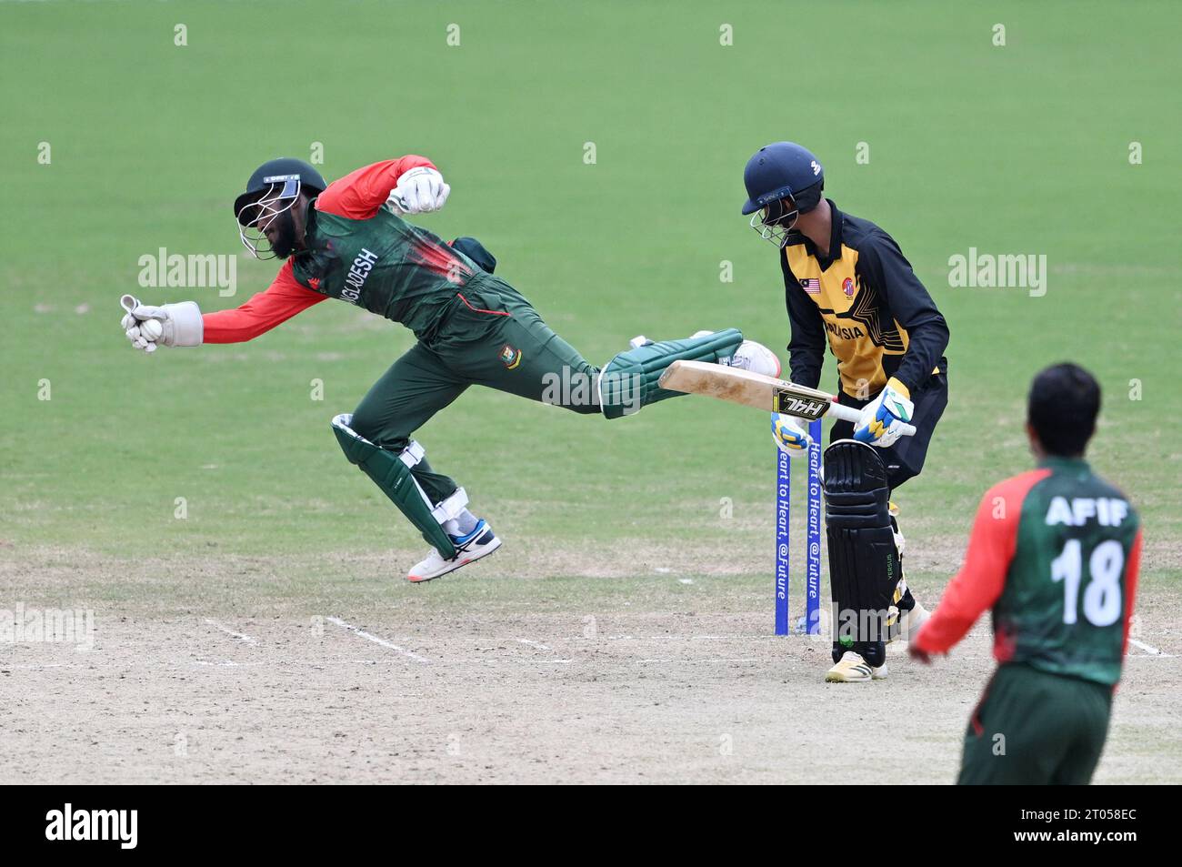 Hangzhou, China's Zhejiang Province. 4th Oct, 2023. Jaker Ali Anik (L ...