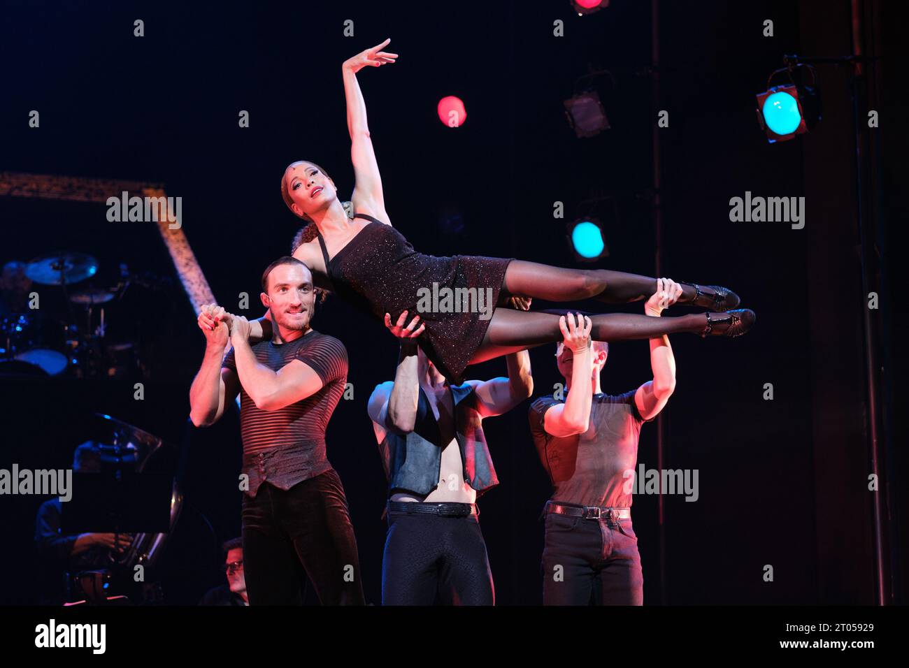 Actors perform during the presentation of the musical CHICAGO at the ...