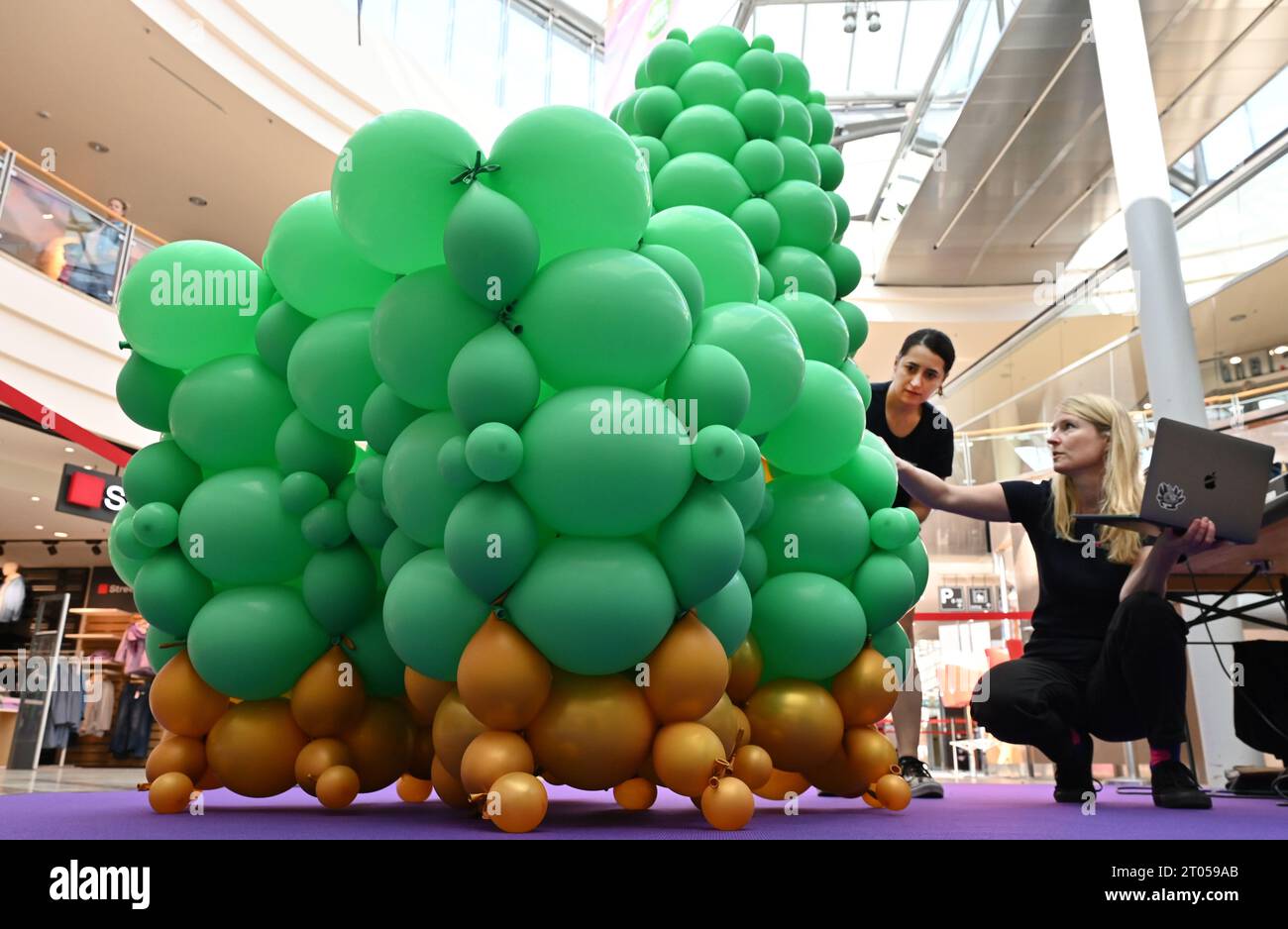 Erfurt, Germany. 04th Oct, 2023. Sina Greinert (r) and Maria Paz ...