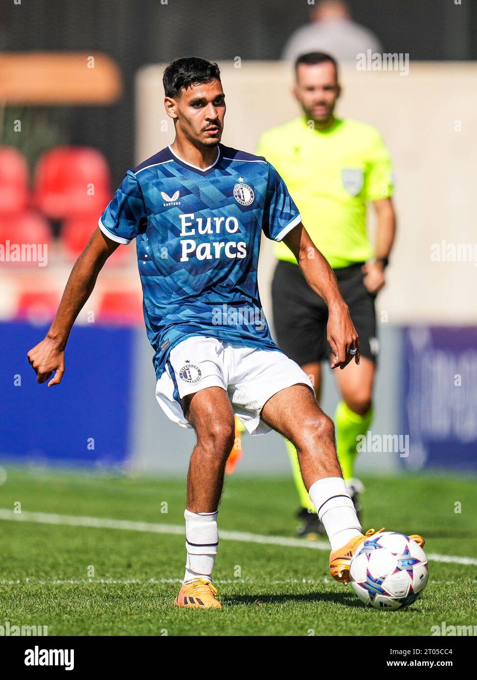 Group stage stood full hi-res stock photography and images - Alamy