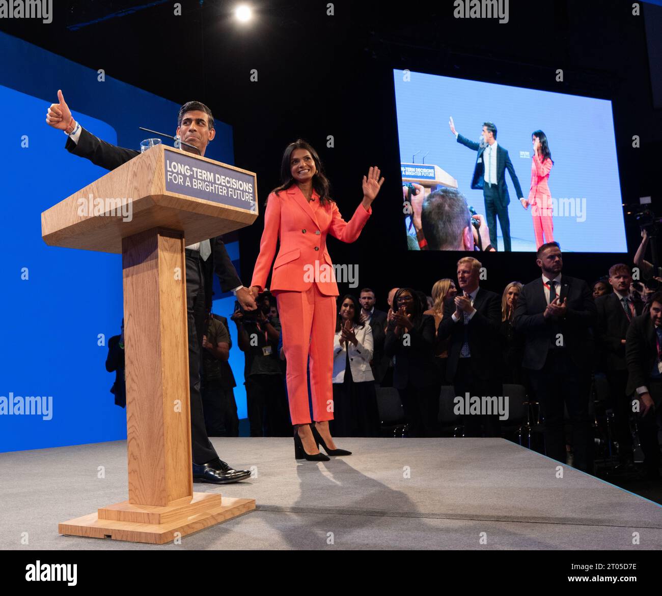 Manchester, UK. 04th Oct, 2023. Thumbs up and waves from Rishi Sunak ...
