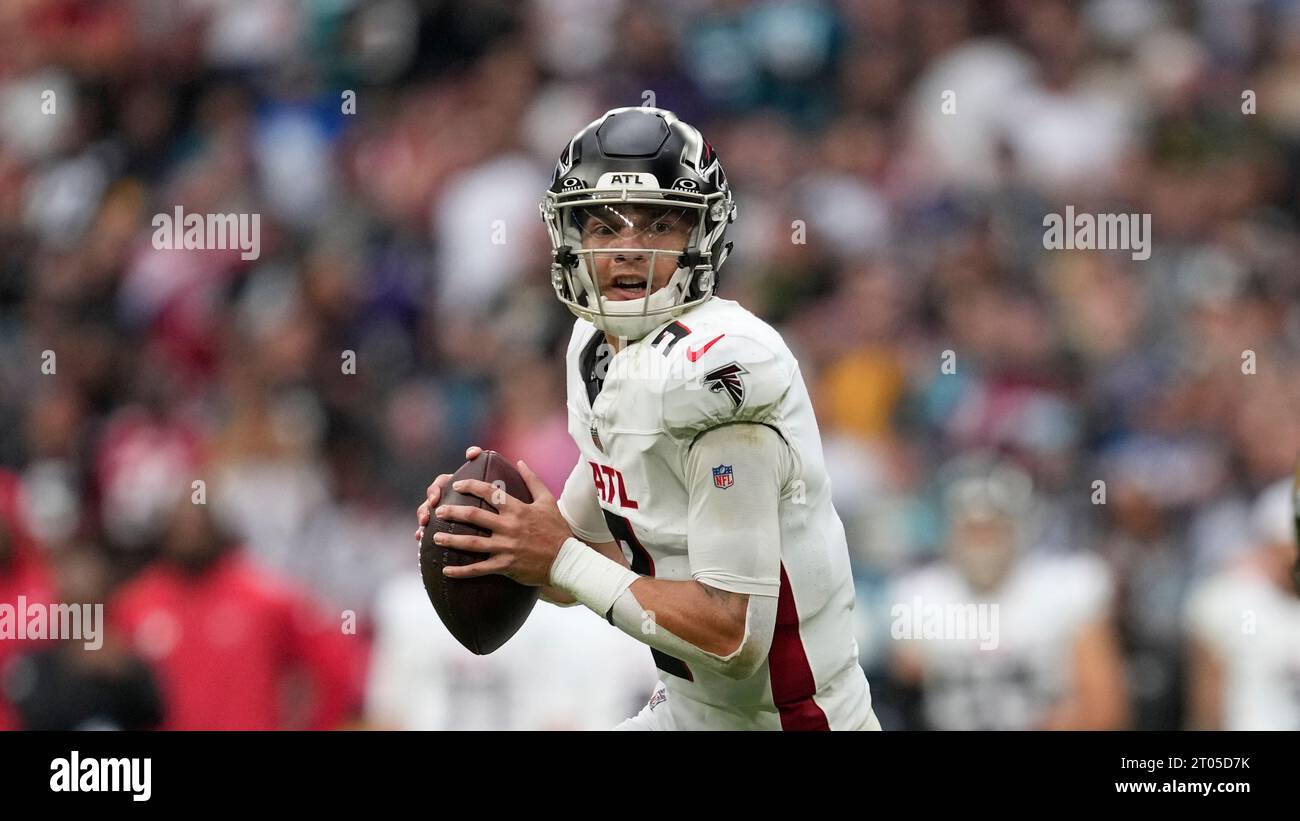 Atlanta Falcons quarterback Desmond Ridder (9) looks to pass the ball ...