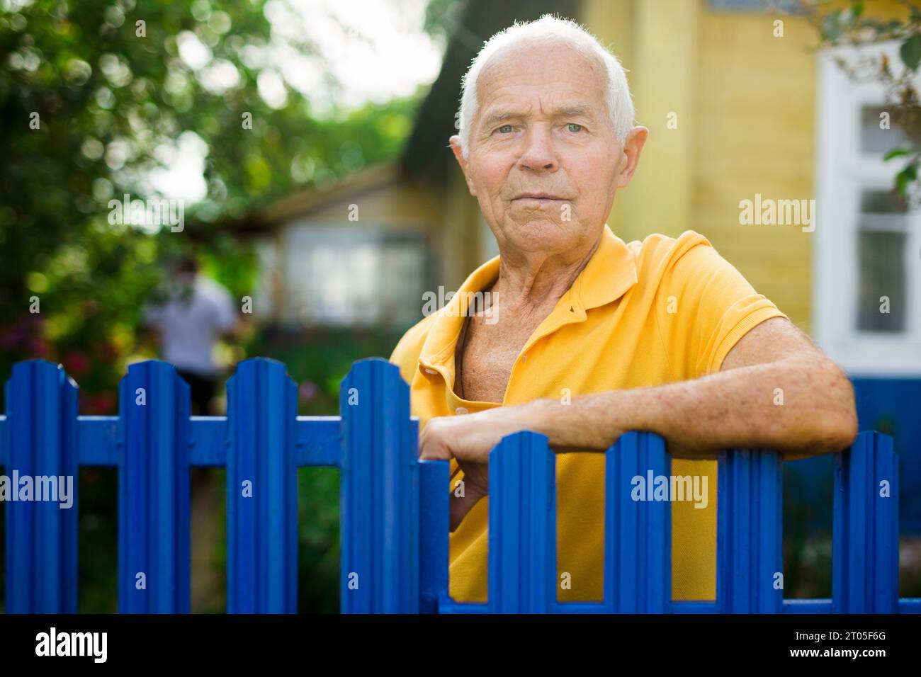 Man leaning on country fence hi-res stock photography and images - Alamy
