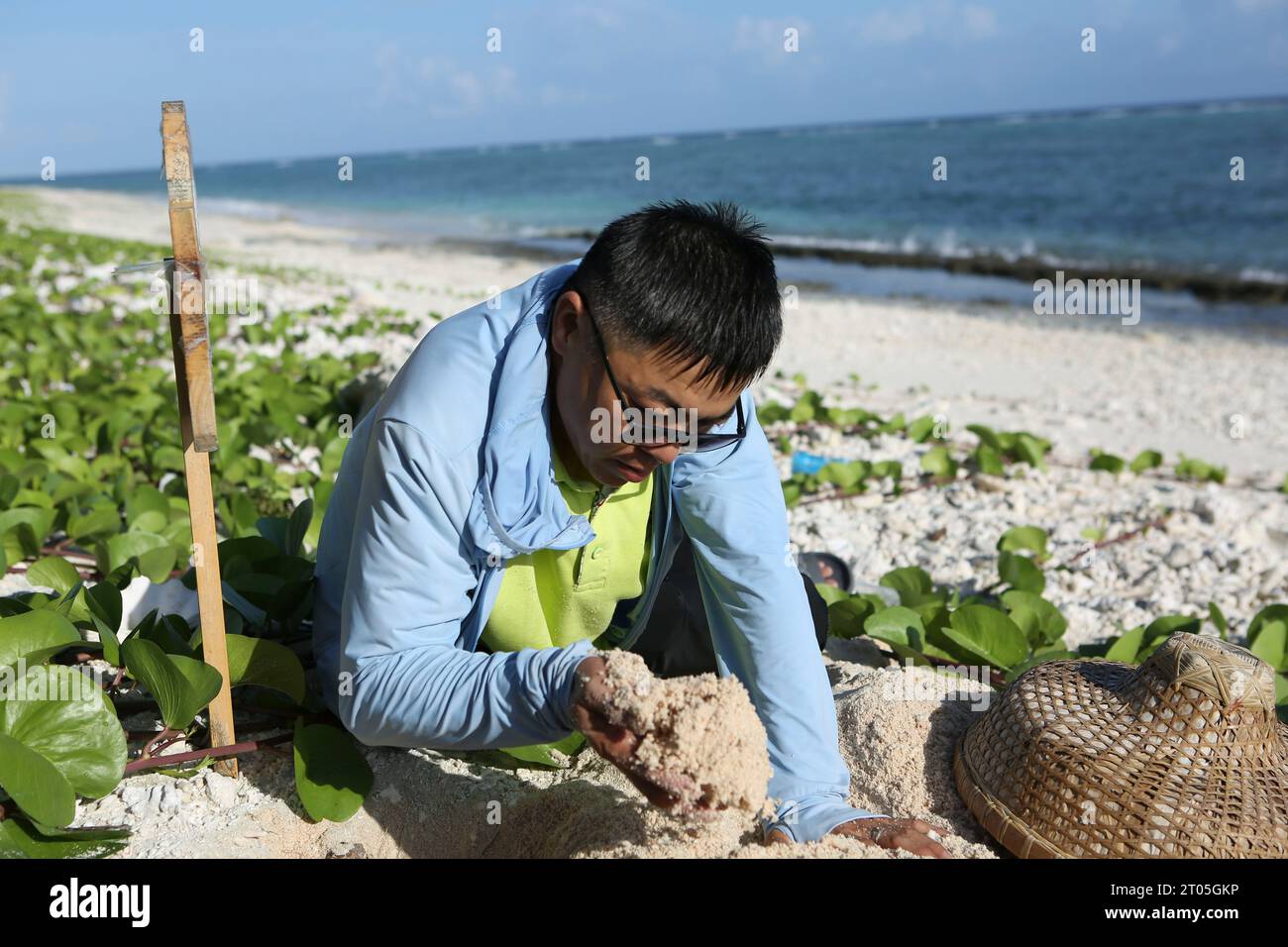 (231004) -- SANSHA, Oct. 4, 2023 (Xinhua) -- Huang Cheng saves sea ...