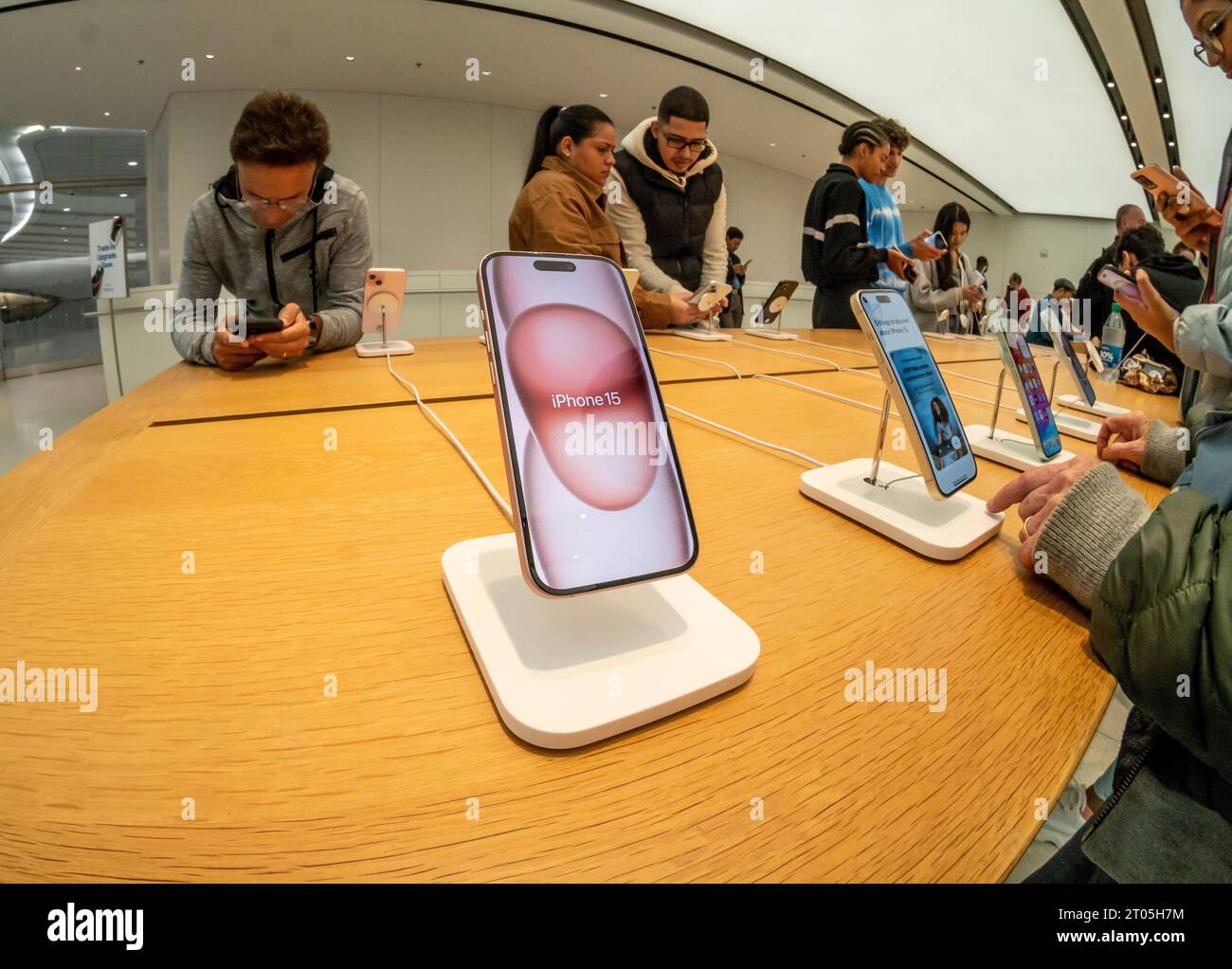 Iphones in store in new york hi-res stock photography and images - Alamy