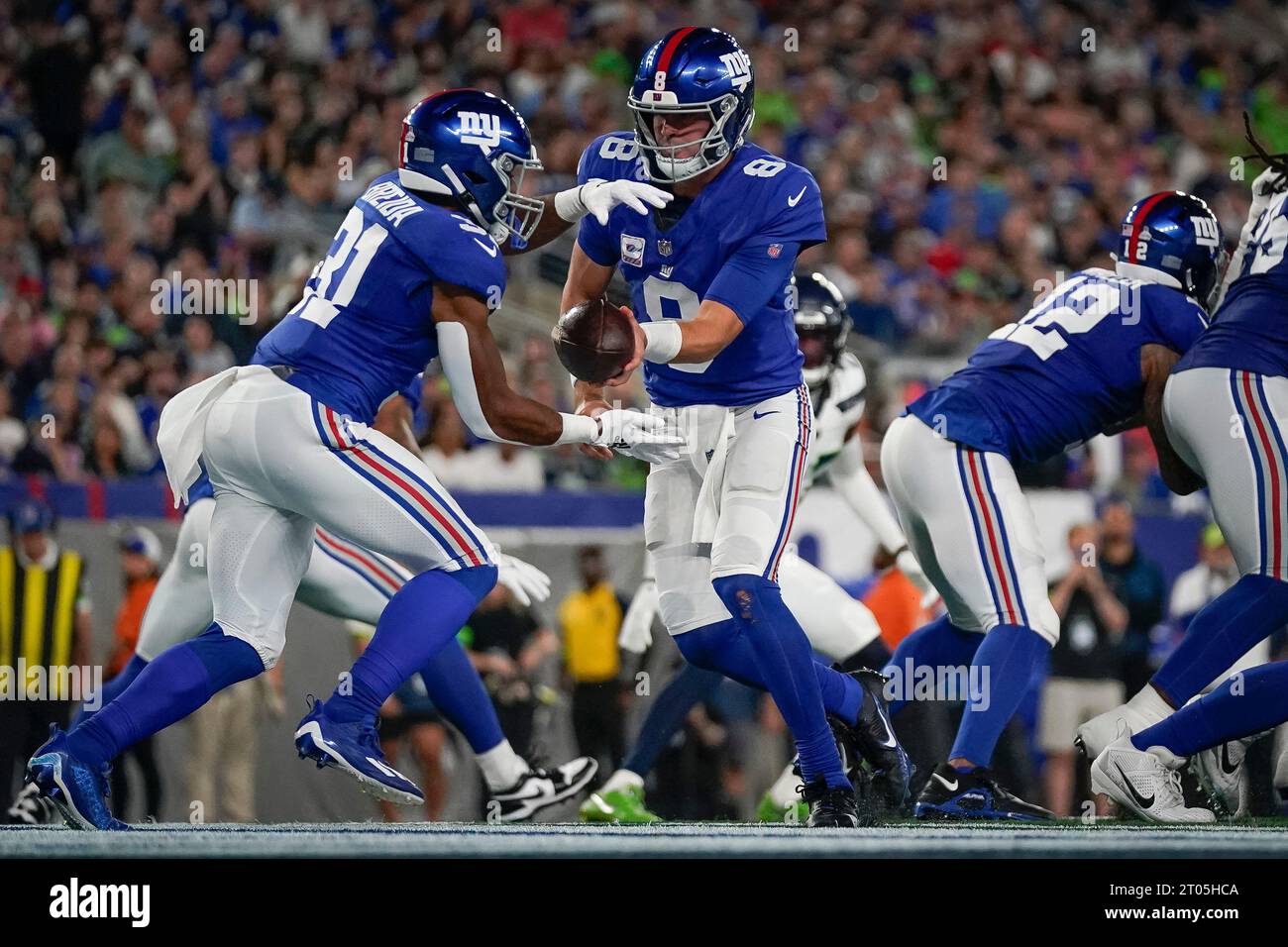 New York Giants quarterback Daniel Jones (8) hands the ball off to ...