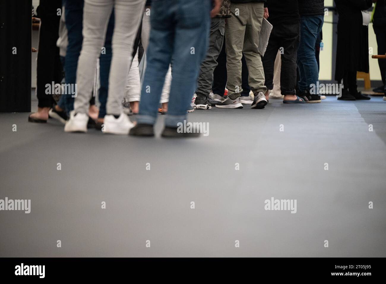 Berlin, Germany. 04th Oct, 2023. Refugees from different countries line ...