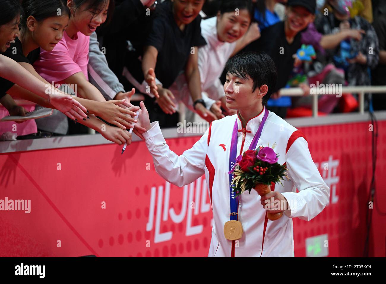 Hangzhou, China's Zhejiang Province. 4th Oct, 2023. Gold medalist Yang ...