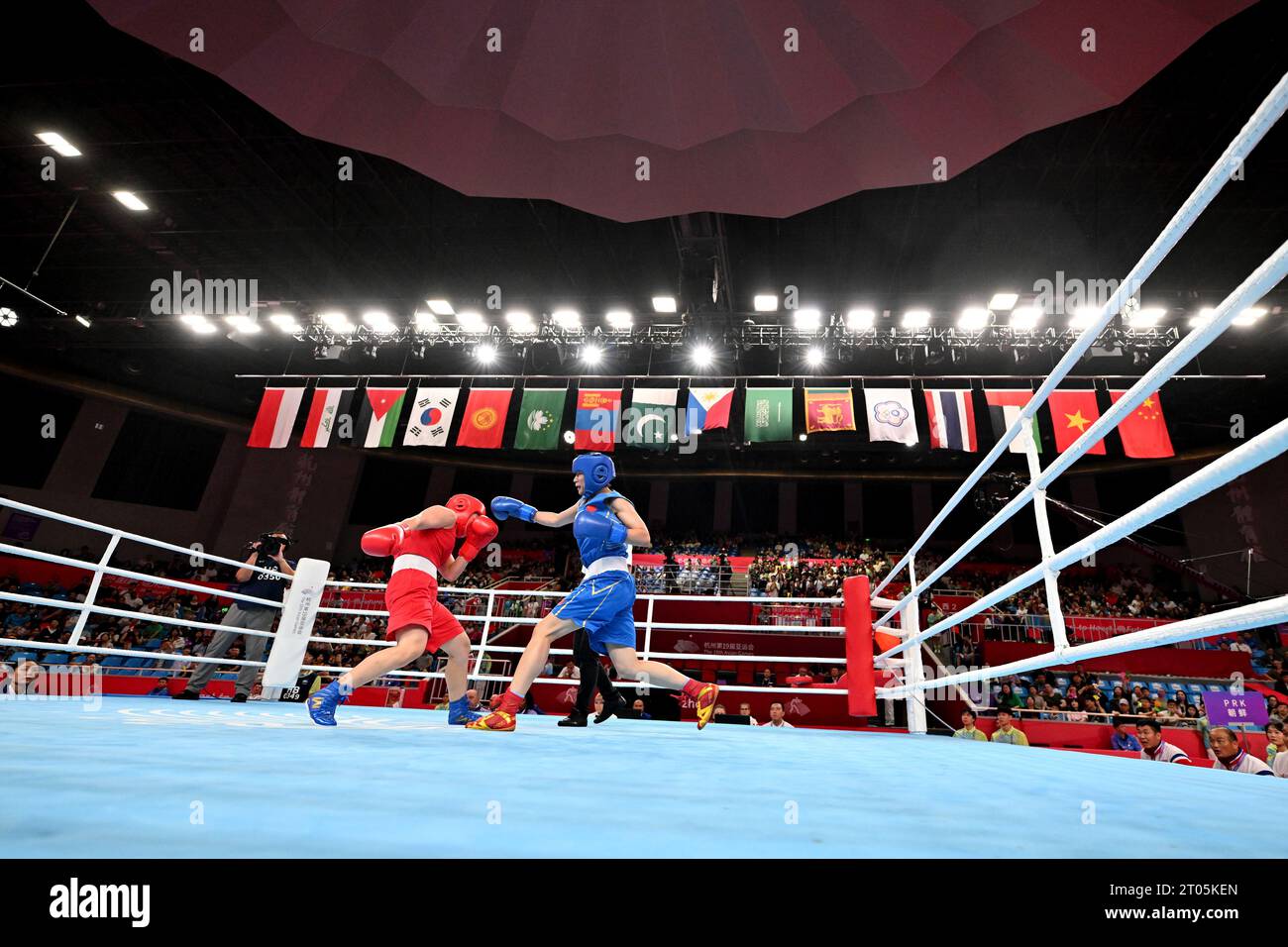 Hangzhou, China's Zhejiang Province. 4th Oct, 2023. Yang Wenlu (R) of ...