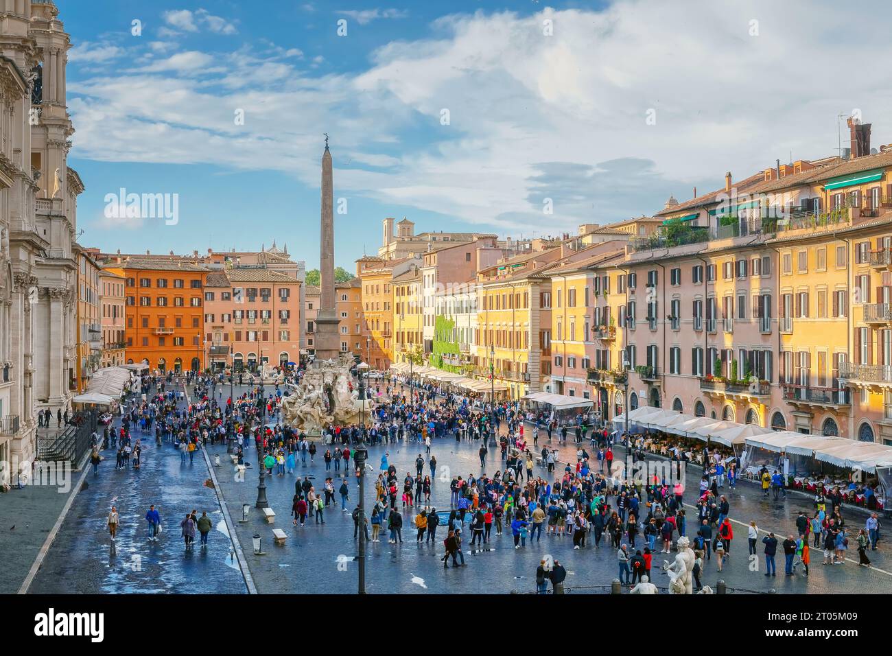 Crowded Piazza Navona, a landmark for every tourist visiting the ...