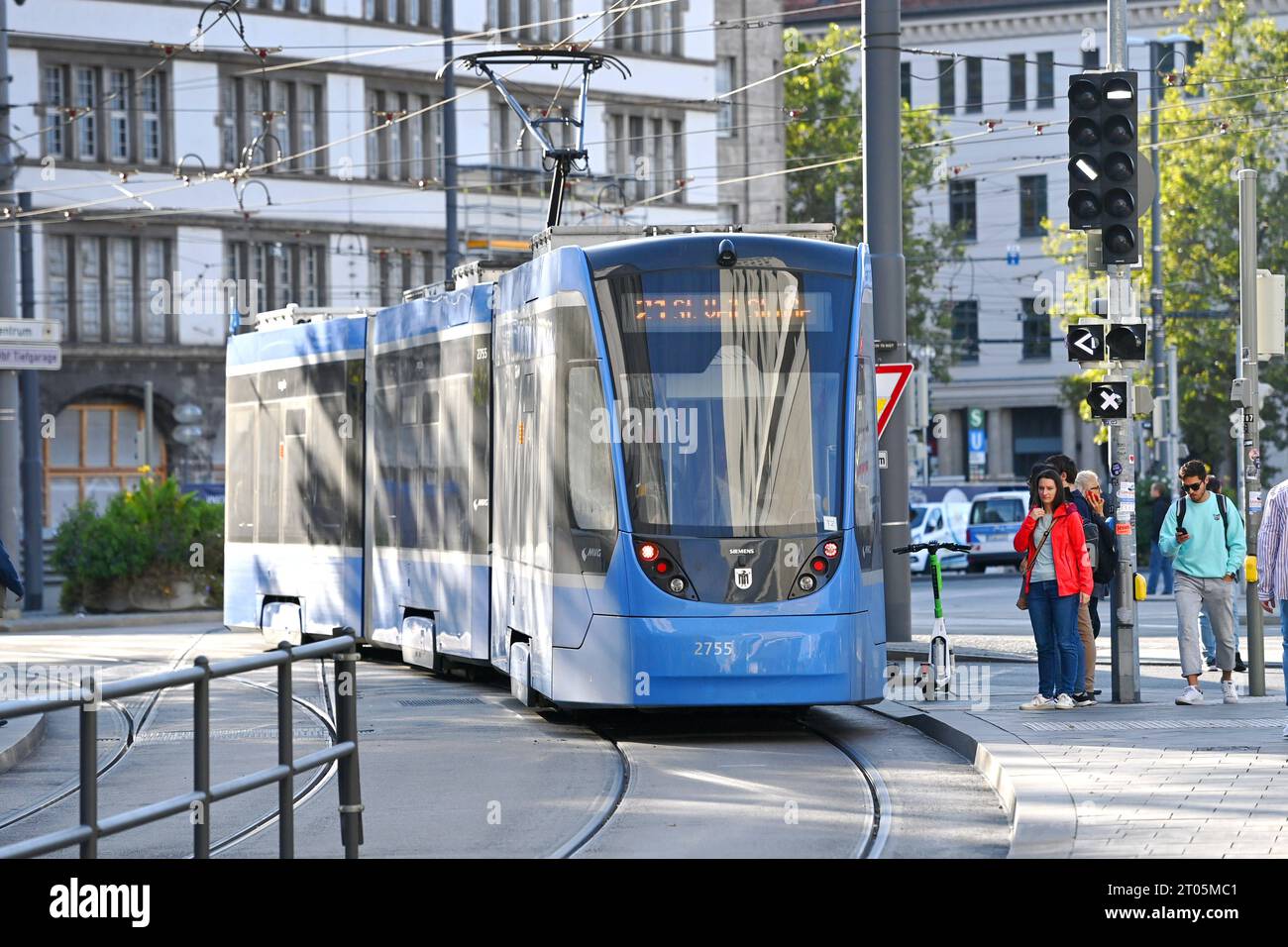 Themenbild Mobilitaet in Grossstaedten. Tram,Strassenbahn in Muenchen ...