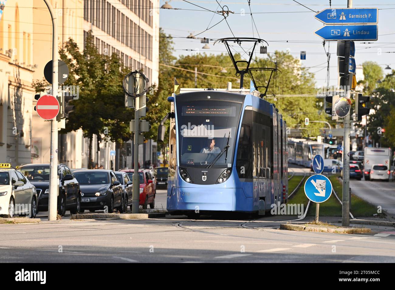 Themenbild Mobilitaet in Grossstaedten. Tram,Strassenbahn auf dem ...