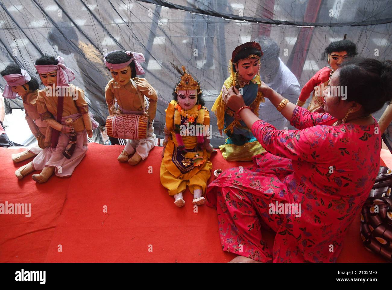 Guwahati, Guwahati, India. 4th Oct, 2023. A artist preparing Assamese ...