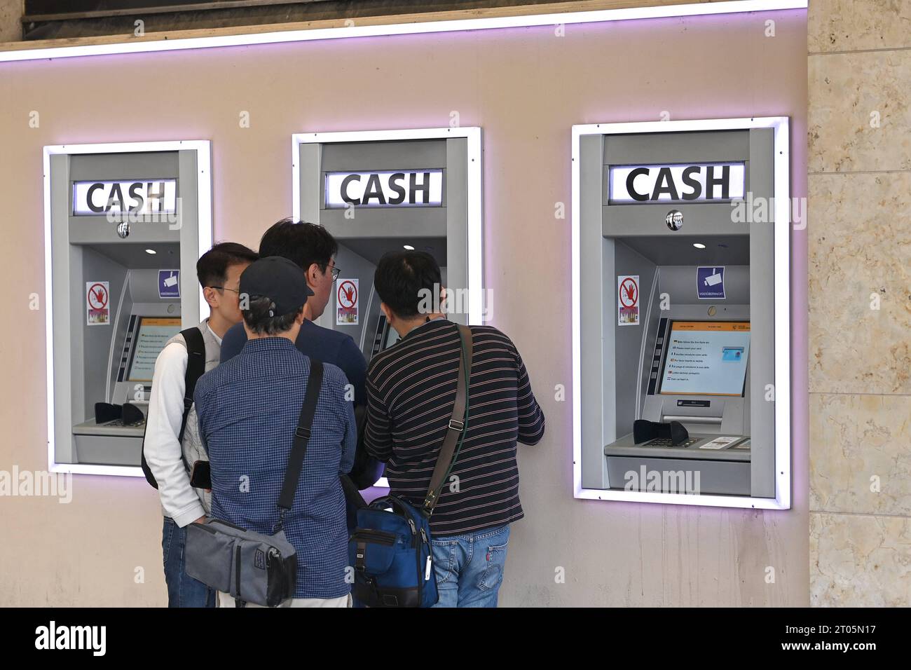 Asiatische Touristen Stehen Vor Einem Bankomat In Muenchen Geldautomat Asiatische Touristen Stehen Vor Einem Bankomat In Muenchen Geldautomat