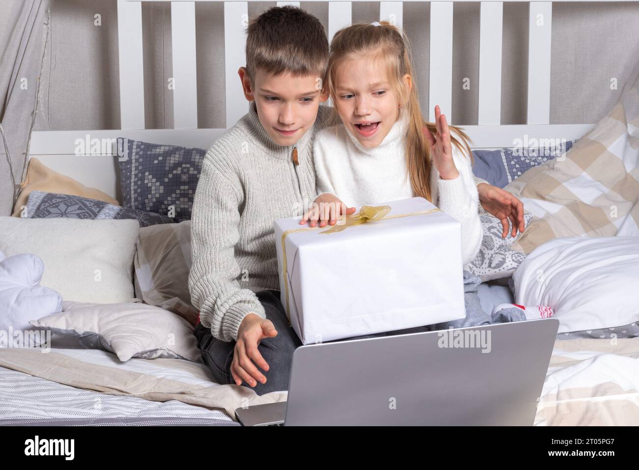 Waving for greeting hi-res stock photography and images - Alamy