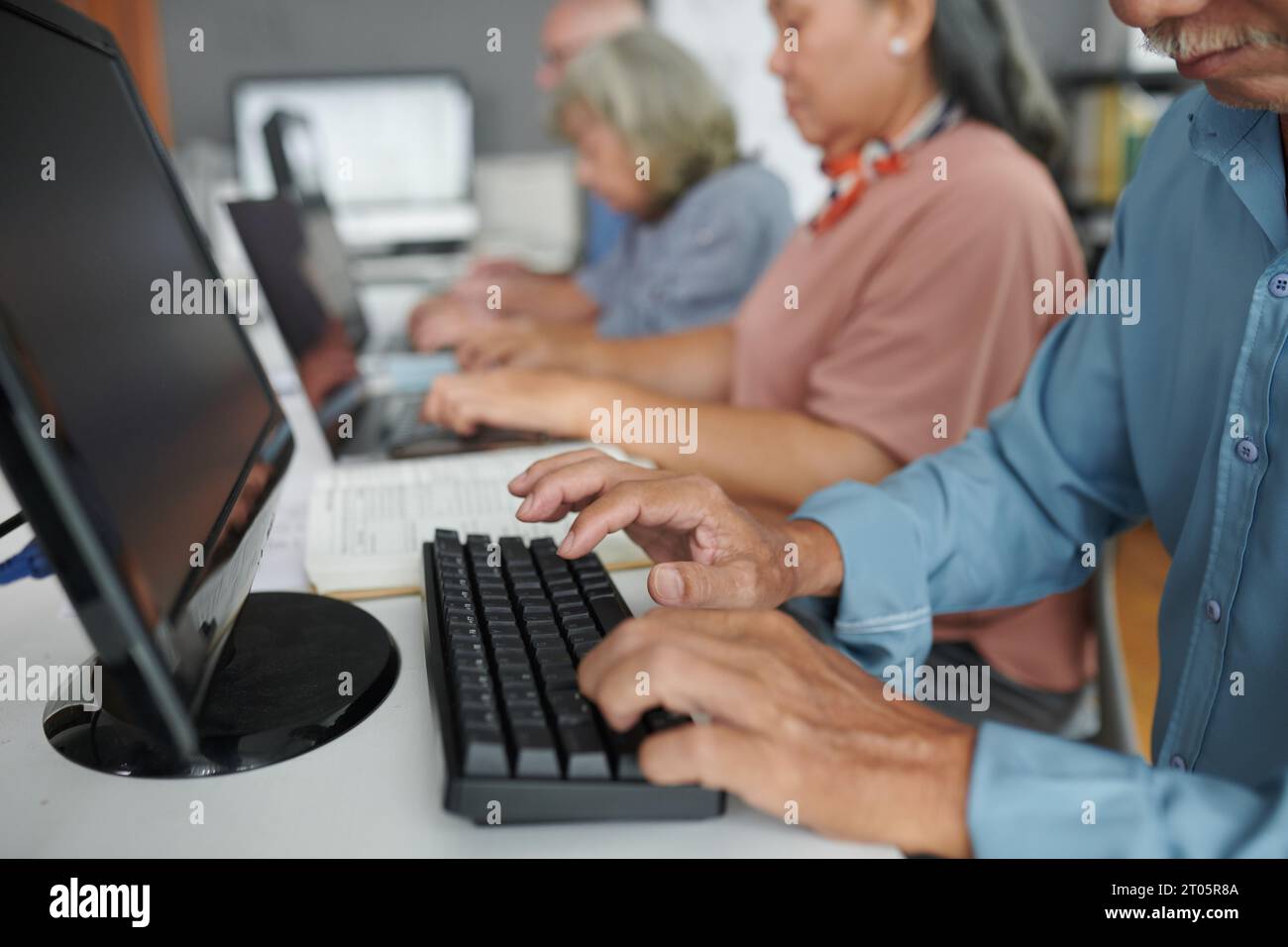 Seniors learning computer skills hi-res stock photography and images ...